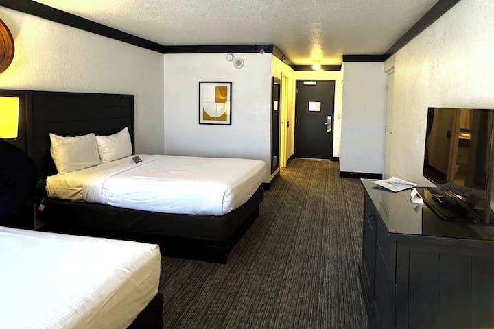 3 Standard Queen Rooms At Oyo Las Vegas - Las Vegas, NV