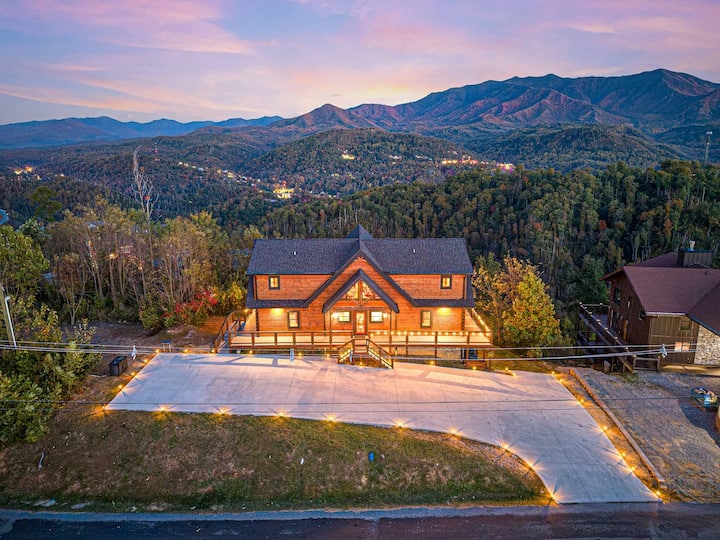 Epic Mt Leconte View | Luxury Stay | Sleeps 18 - Gatlinburg, TN