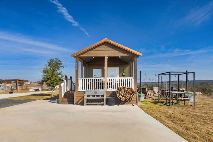 Copper Ridge | Designer Tiny Home With Resort Pool - Grape Creek Vineyards, Fredericksburg