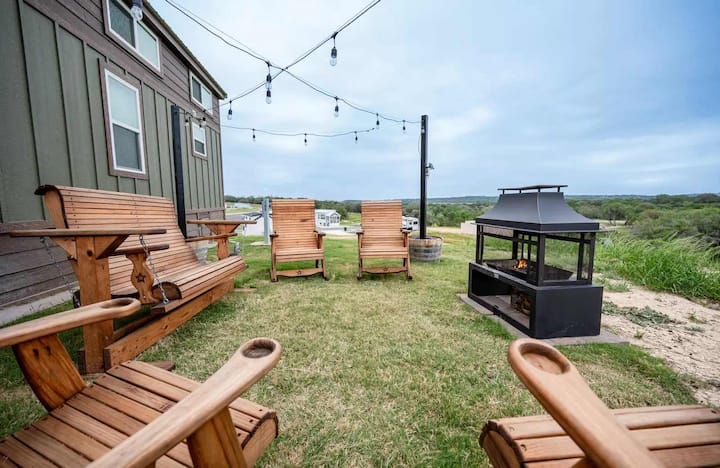 Morning Light | Designer Tiny Home With Resort Poo - Luckenbach, TX
