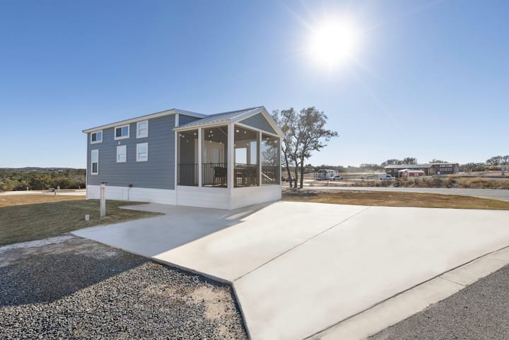 Grace's Joy | 2 Bedrooms + Loft | Electric Firepla - Luckenbach, TX