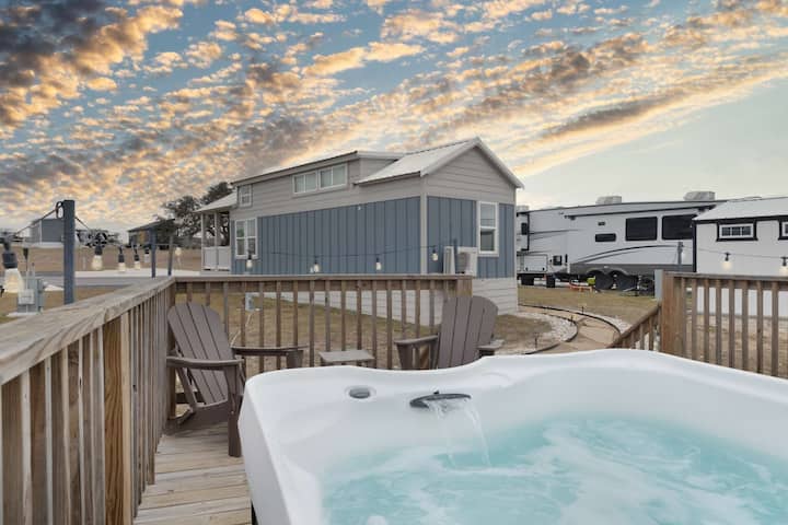 Little Blue Haus With Hot Tub! - Luckenbach, TX