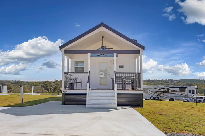 Uma Retreat | Sleeps 7 | Resort Views - Luckenbach, TX