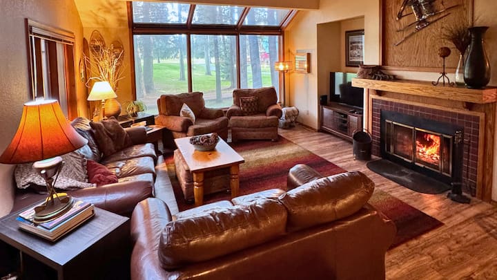 Cozy Golfside Cabin W/ Fireplace & Fairway Views - Ponderosa State Park, McCall