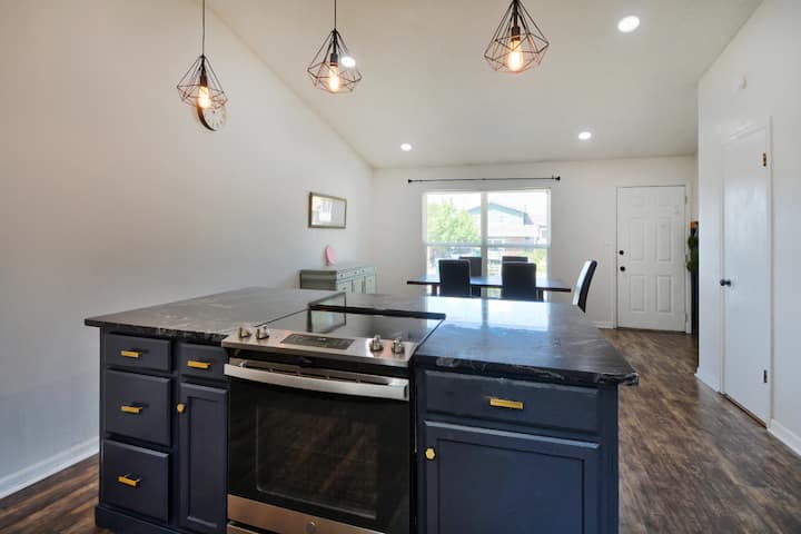 Sunny Pet-friendly Escape With Views & Large Yard - Colorado Springs