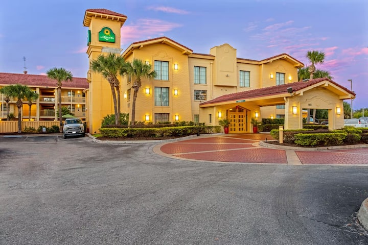 Orlando Airport Stay + Breakfast. Pool. - Orlando, FL