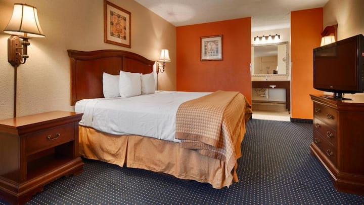 Rocky Mt Respite | Pool. Breakfast. Free Parking. - Rocky Mount, NC