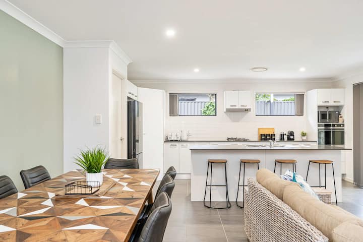 Stylish 4br Family Home/walk To Marina - Hervey Bay