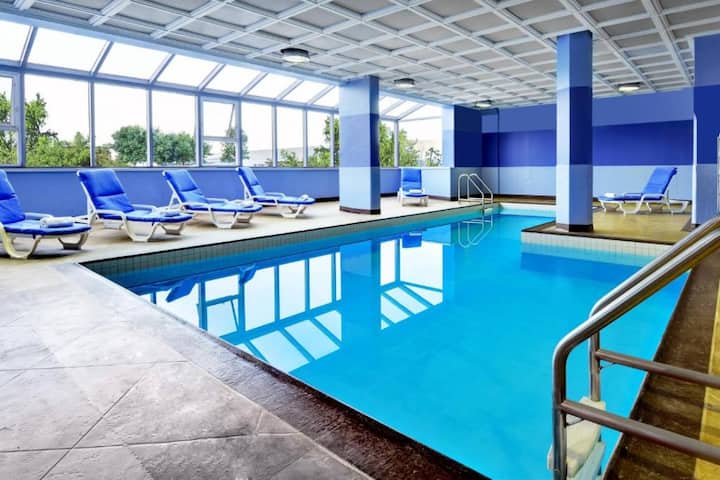 Close To The Airport + Free Shuttle & Indoor Pool - Brampton