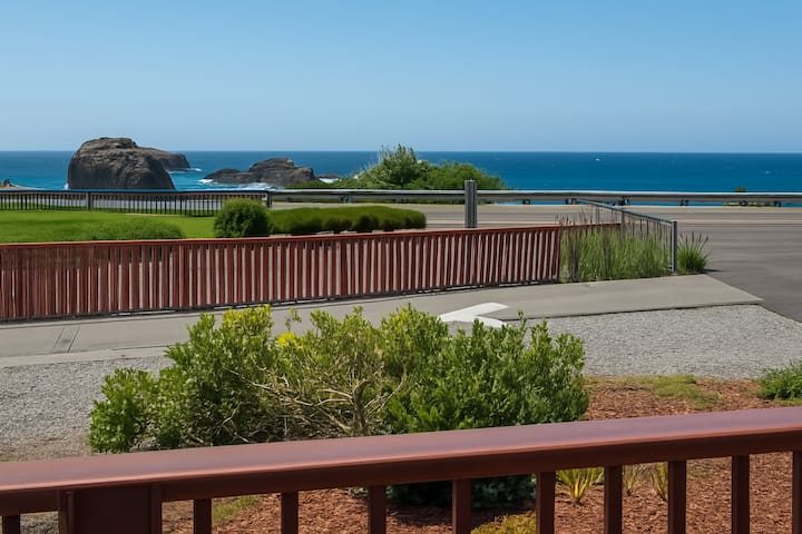 Ocean "Front" Lux, 3 Living Rooms: Seaview House - Crescent City, CA
