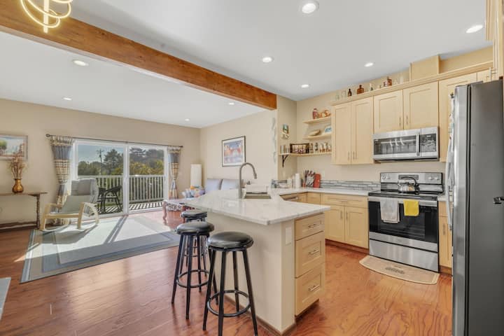 Lakeview Home Steps Away Twin Rocks Beach Access - Rockaway Beach, OR