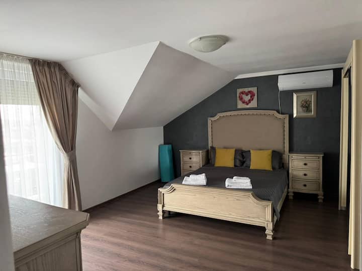 Casa Rosa - Spacious Family Room - 3 Guests - Dochia