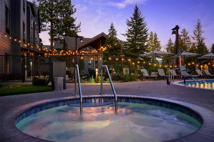 Within Tahoe National Forest + On Site Dining&pool - Truckee, CA