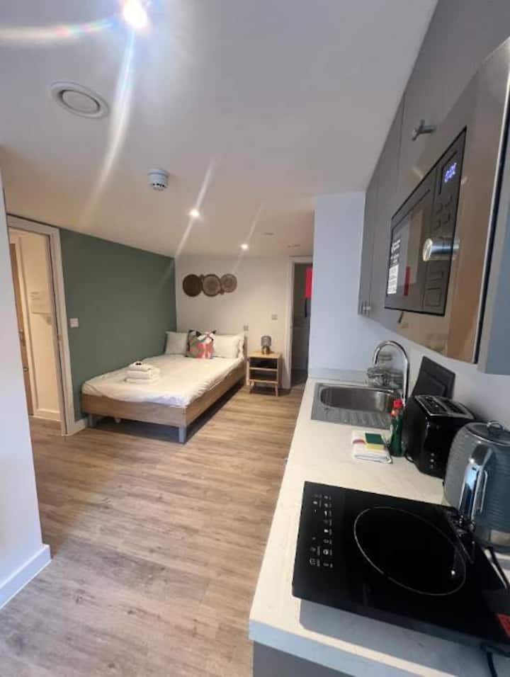 Studio Flat Close To Queen Square - Flat 3b - Bristol