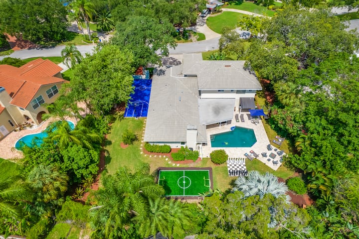 Pool * Soccer * Basketball * Game Room * Sleeps 20 - Tampa Bay, FL