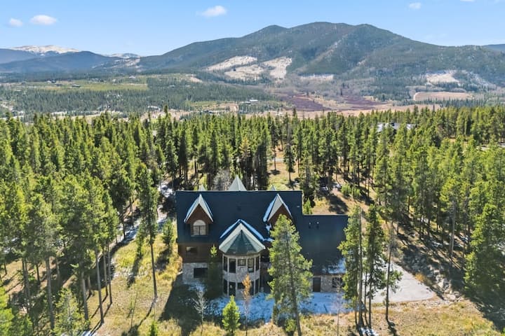 Magnificent Mountain Chalet, 6 Bedrooms, Private - Granby, CO