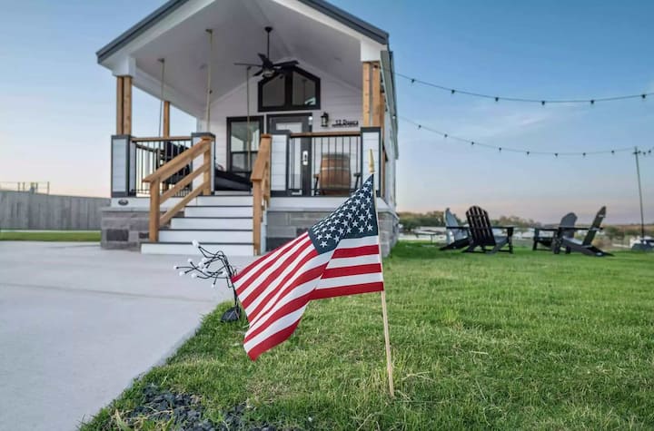 Tiny Tranquility - Sleeps 4 | Fire Pit | Porch Sw - Luckenbach, TX