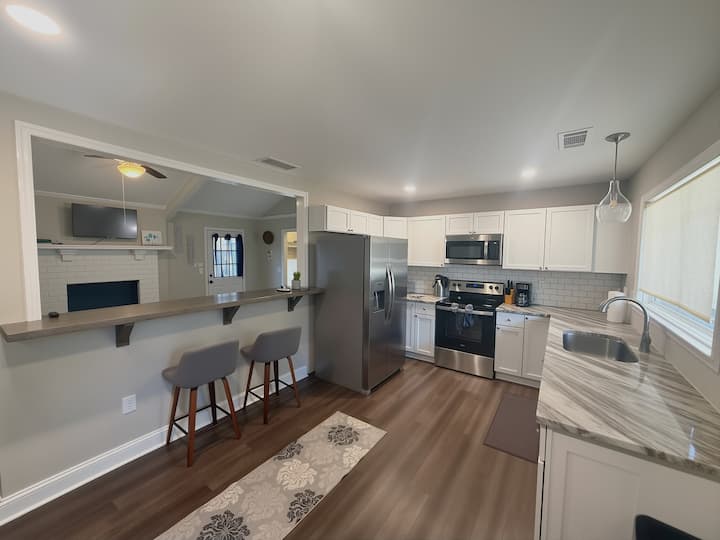 Family-friendly Modern | 4br + Yard + Porch - Summerville, SC