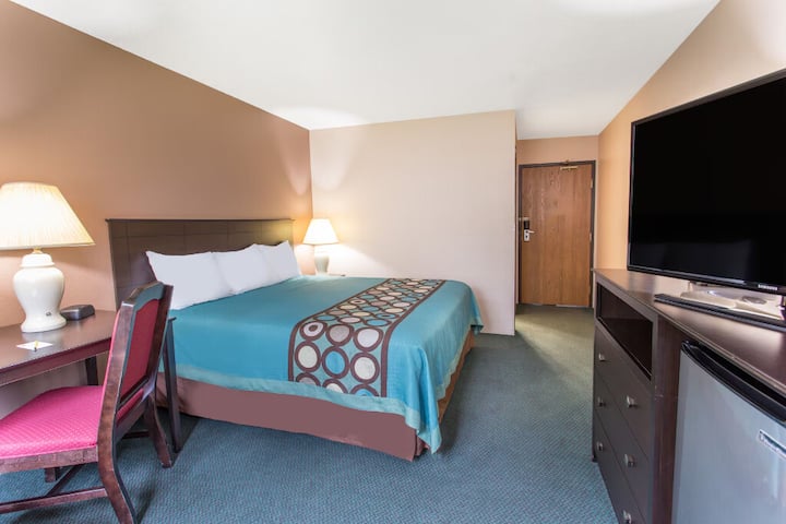 Super 8 Austin | King Bed | Near Spam Museum - Austin, MN