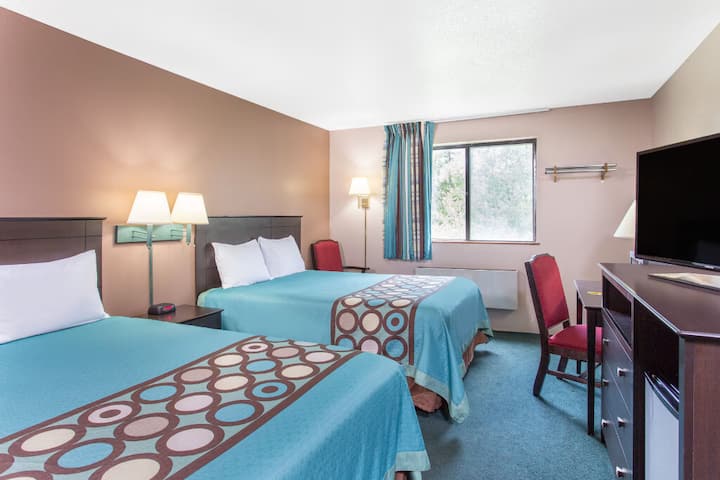 Super 8 Austin | 2 Queen Beds | Pet-friendly - Austin, MN