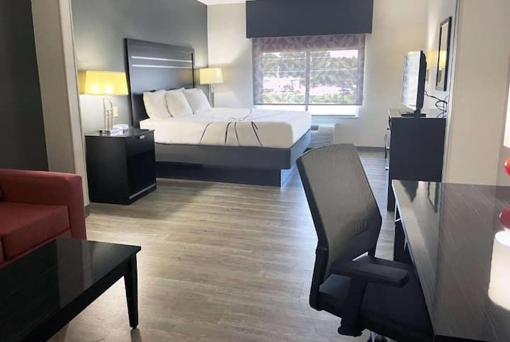 King Bed| La Quinta Tulsa Midtown| Free Breakfast - Tulsa, OK