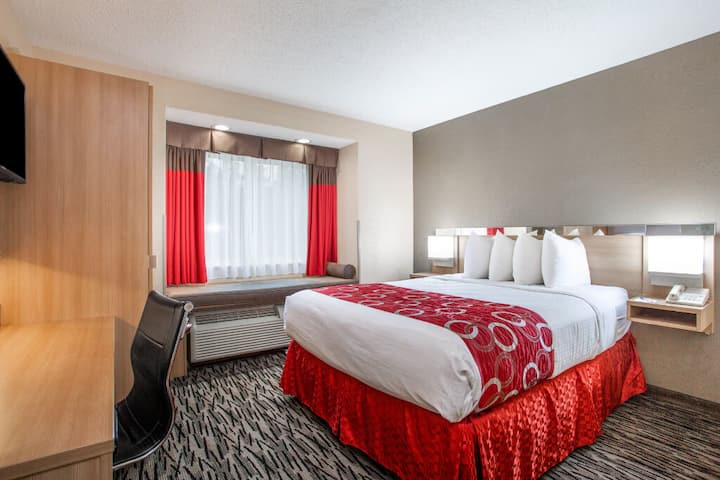 Queen Room | Microtel Charleston Wv | Free Bfast - Charleston, WV