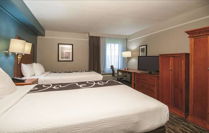 2doubles| Laquinta Brooks City Base| Free Parking - San Antonio, TX