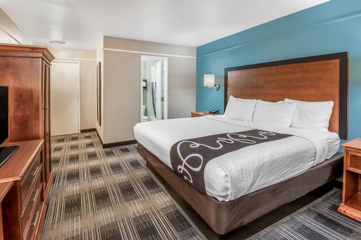 Laquinta Brooks City Base | King | Near Downtown - San Antonio, TX