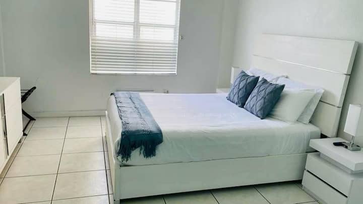 Sunny Escape · 1-bedroom Across From The Beach - Miami Beach