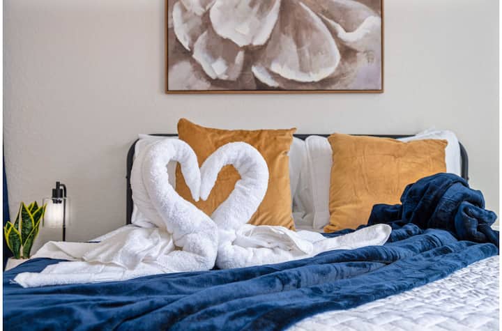 Tower View Family Home: Spacious 5br/3ba Awaits! - San Antonio, TX