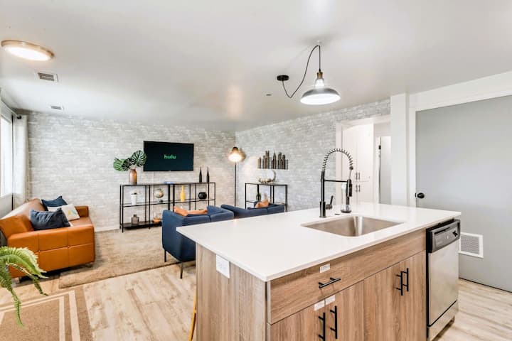 Convenient 2br Apt W/ Parking, Near Downtown Slc - Salt Lake City, UT