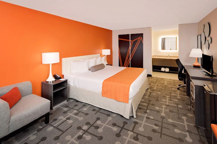 King Room | Howard Johnson Florence | Near I-95 - Darlington, SC