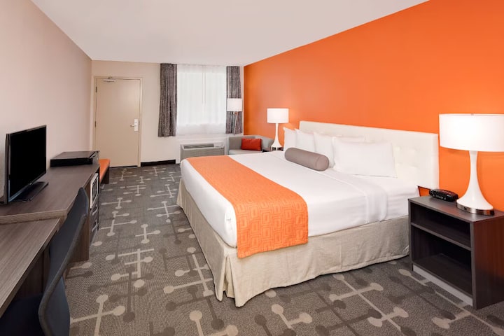 Howard Johnson Florence | King Bed | Near Raceway - Darlington, SC