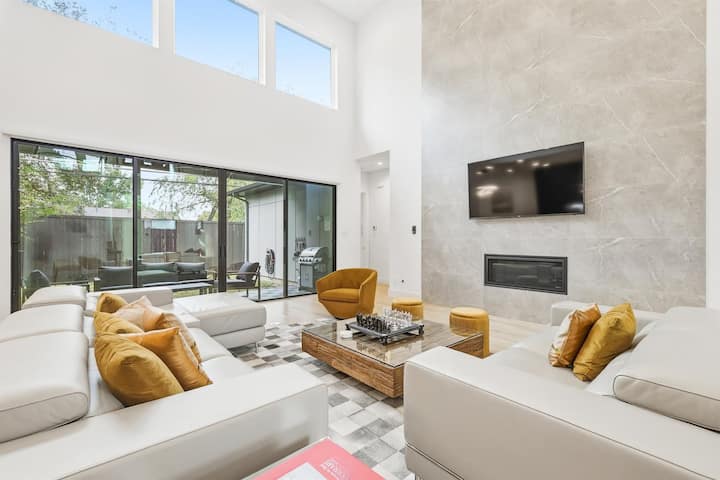 Upscale Modern Living - 4bd, 4ba, Backyard & Cinem - Dallas, TX