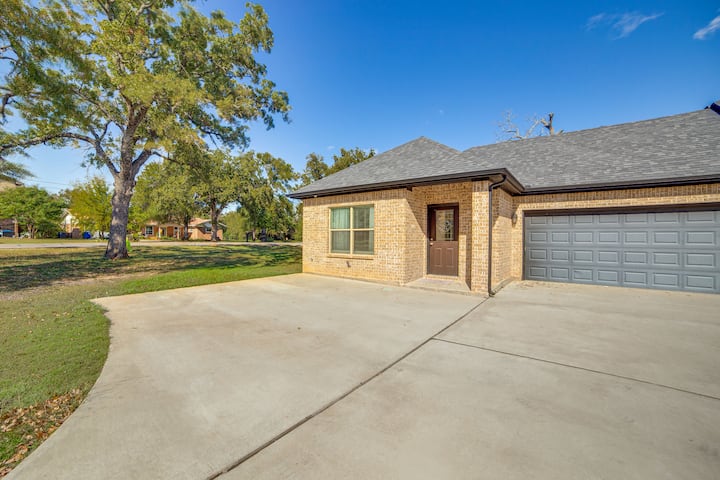 Walk To Lake Lewisville & Park: Pet-friendly Apt - Corinth, TX