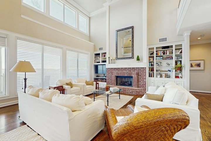 5br Spacious Lakefront House With Private Hot Tub - Conroe, TX