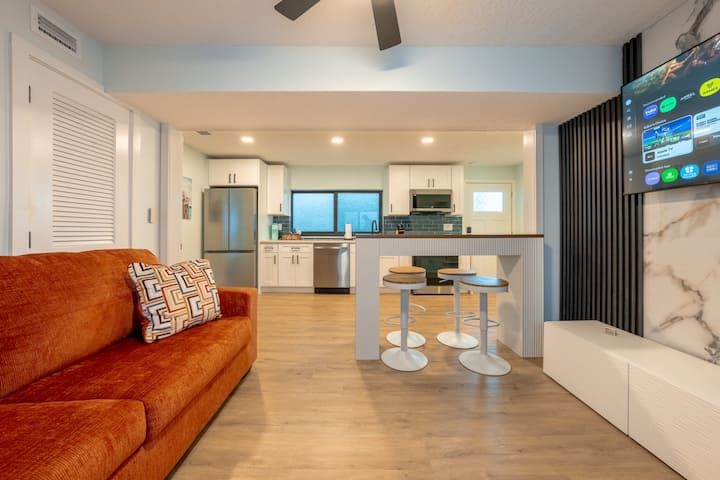 1 Min Walk To The Beach -3bdr - Sofa Bed - Parking - Dunedin, FL