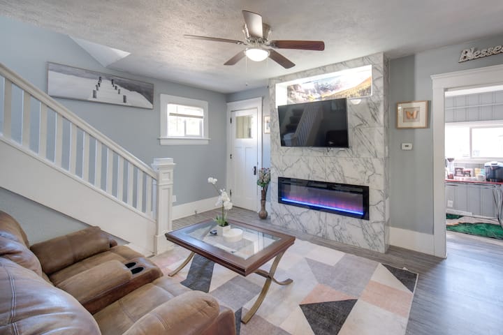 Modern & Convenient! Group Stay In Highland Square - Akron, OH