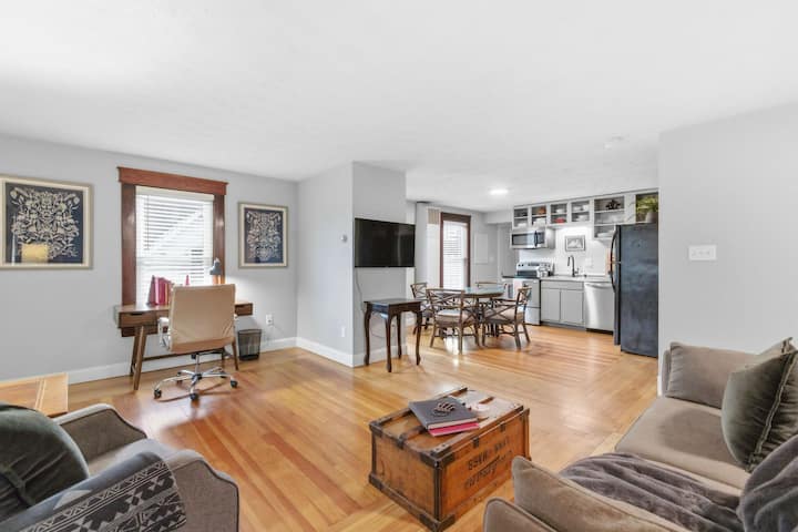 Craftsman Cozy Top Flr 1 Bed1- 1 Ba Private Porch - Manchester, NH