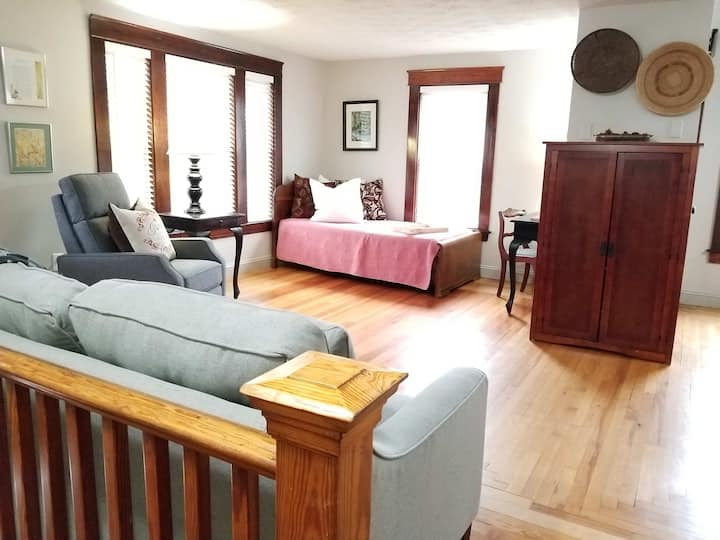 Craftsman Cozy Top Flr 1 Bed1- 1 Ba Private Porch - Manchester, NH