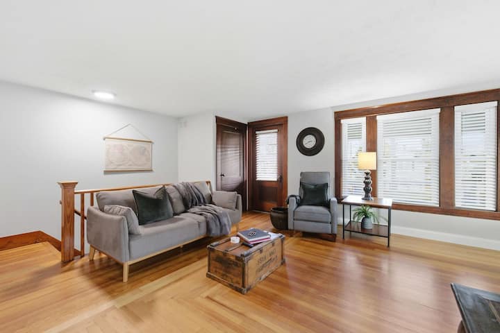 Craftsman Cozy Top Flr 1 Bed1- 1 Ba Private Porch - Manchester, NH