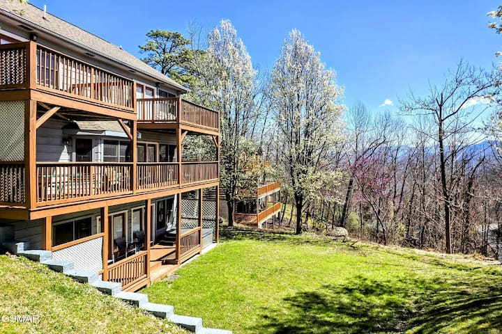 Spacious 4bd Lodge Near Town! Hot Tub + Mtn Views! - Gatlinburg, TN