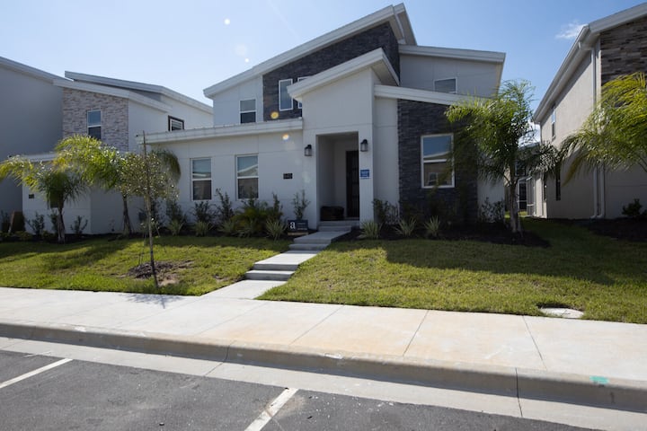 840dsd: Elegant Family Friendly 7-bed/5-bath - Davenport