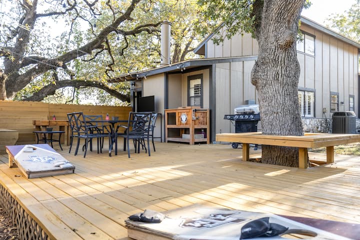 4 Mi To Aggieland, Yard & Deck - Bryan, TX