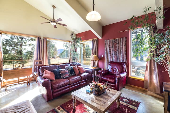 Angel Fire Mountain Retreat W/ Deck & Views - Coyote Creek State Park, Guadalupita