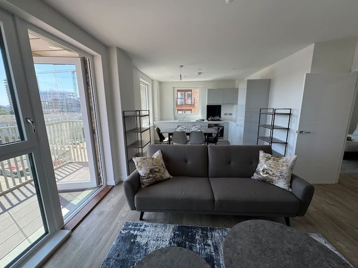 New Stylish 2 Bedrooms, 2 Bathroom, Balcony Flat - Woolwich