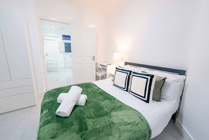 New Ground Floor 1br With Private Patio Garden - Cardiff