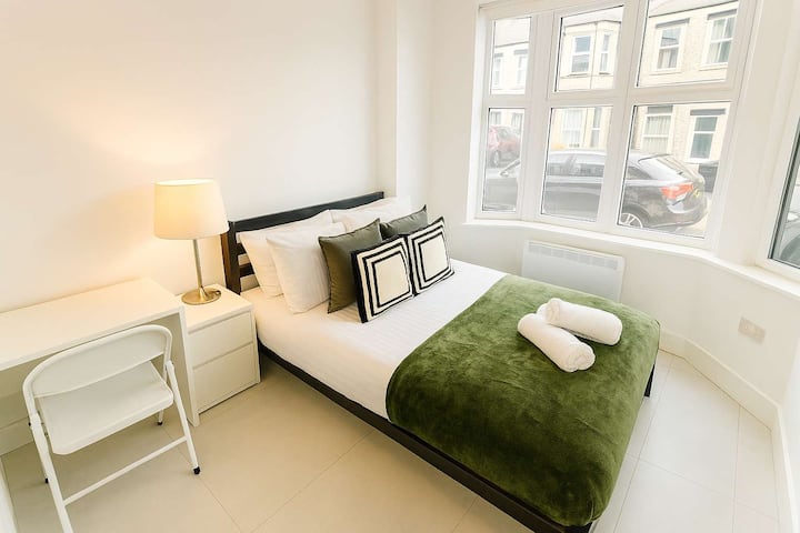 Stylish 1-bed Escape With Private Patio Garden - Cardiff