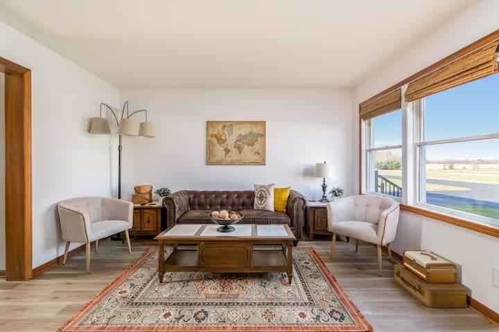 Vintage Travel Suite | Near Amish Country! - Burbank, OH