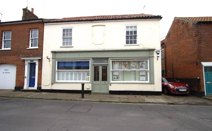 The Shiny Pebble, A Stylish Ground Floor Studio. - Southwold